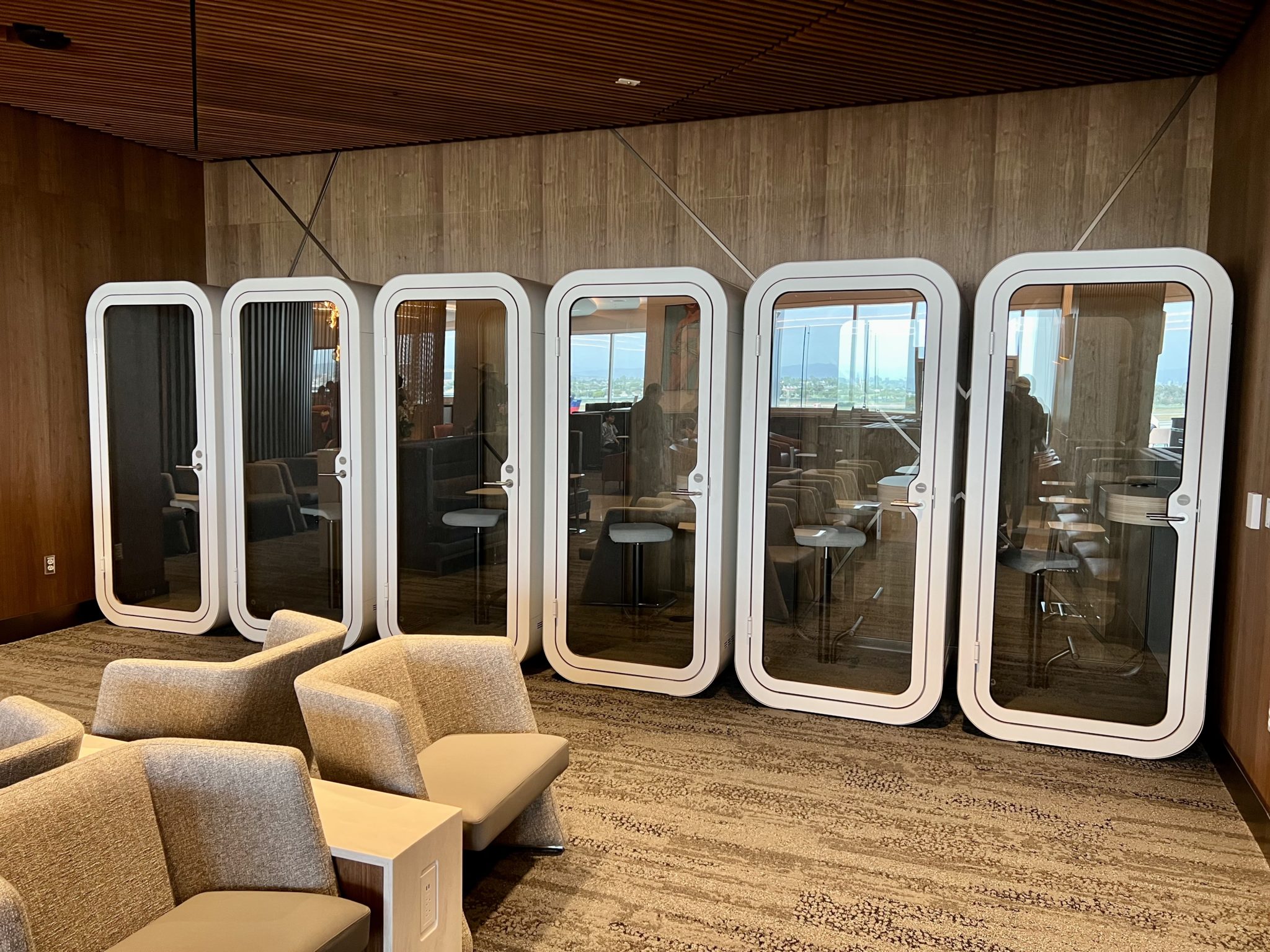 Raising the Bar: A Review of Delta's Massive New Los Angeles (LAX) Sky Club