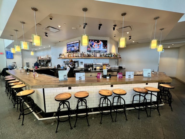 Tiny But Pretty: Escape Lounge in Phoenix Terminal 3 Review
