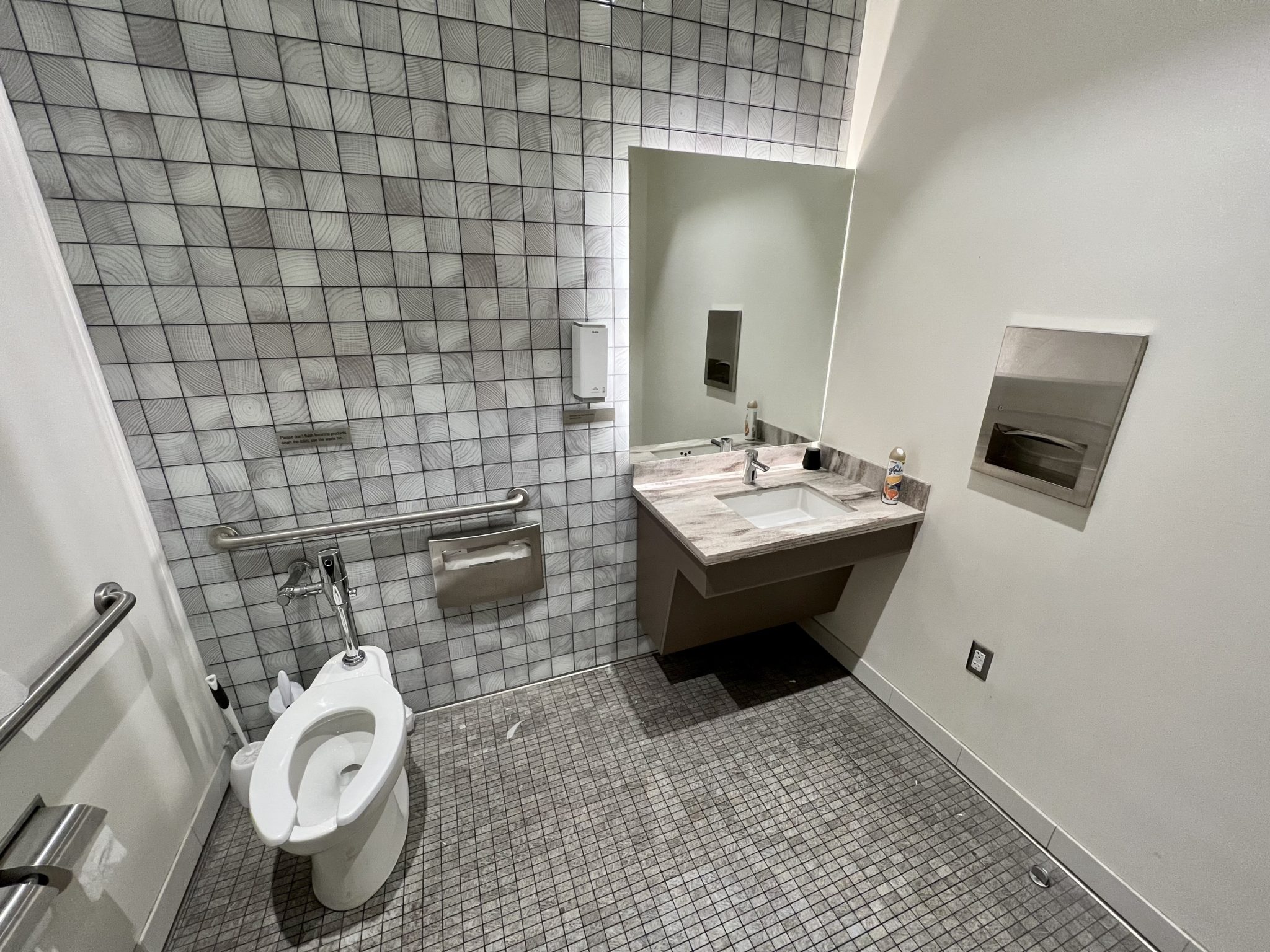 Tiny But Pretty: Escape Lounge in Phoenix Terminal 3 Review