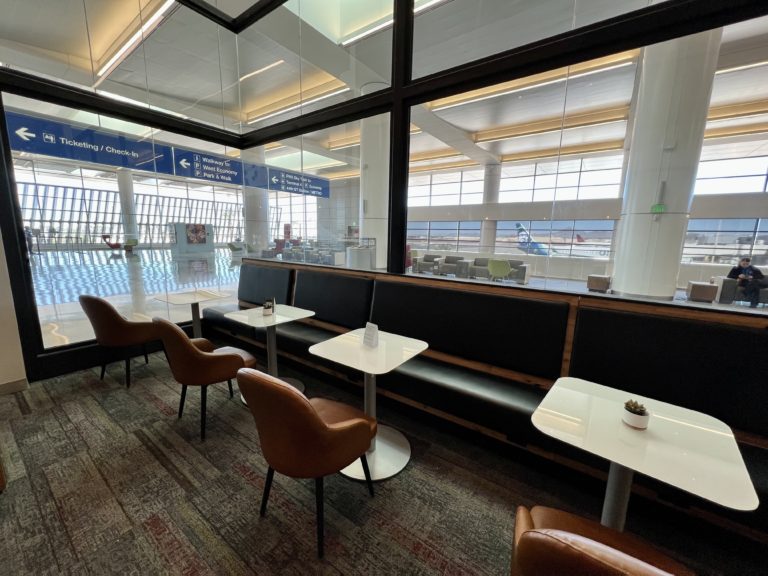 Tiny But Pretty: Escape Lounge in Phoenix Terminal 3 Review