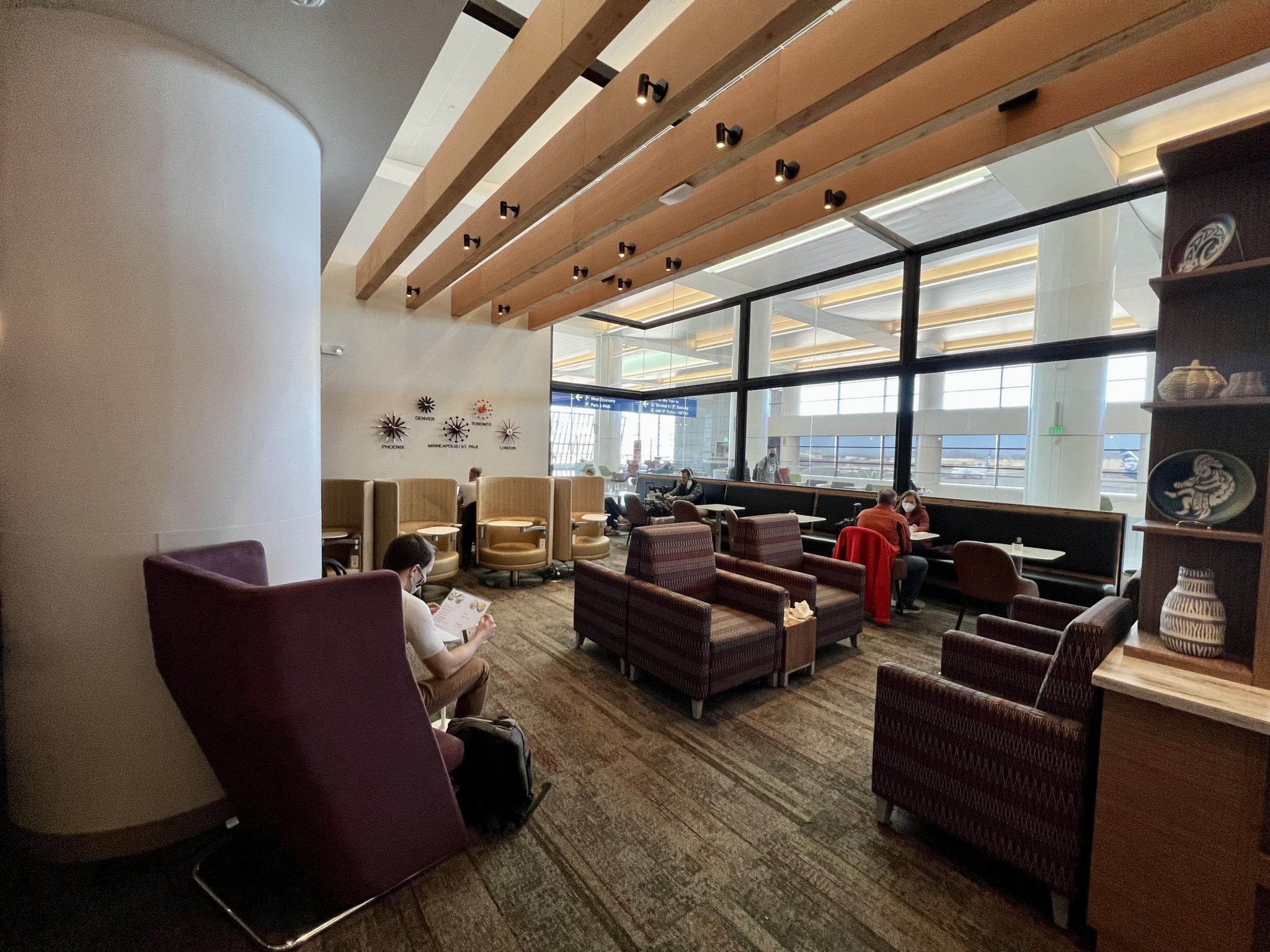 Tiny But Pretty: Escape Lounge in Phoenix Terminal 3 Review