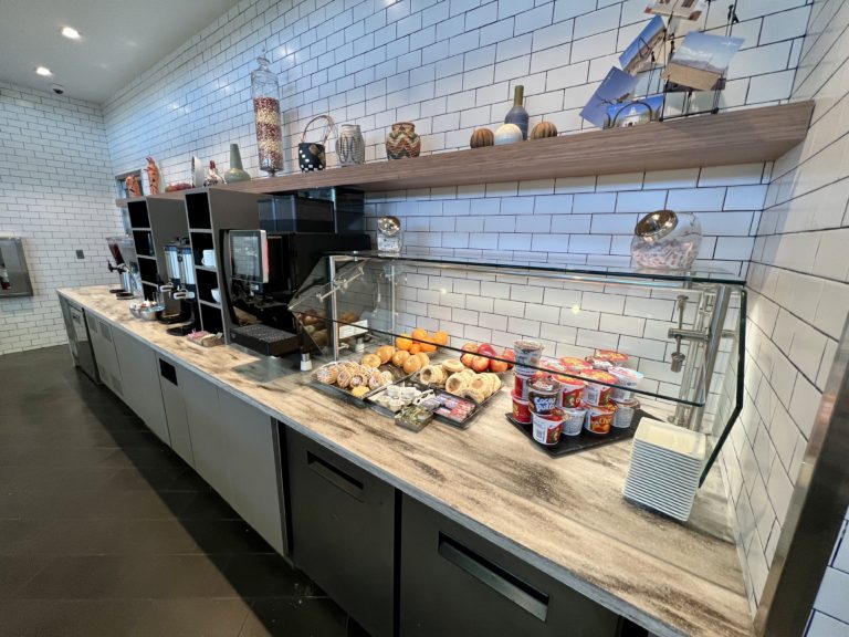 Tiny But Pretty: Escape Lounge in Phoenix Terminal 3 Review