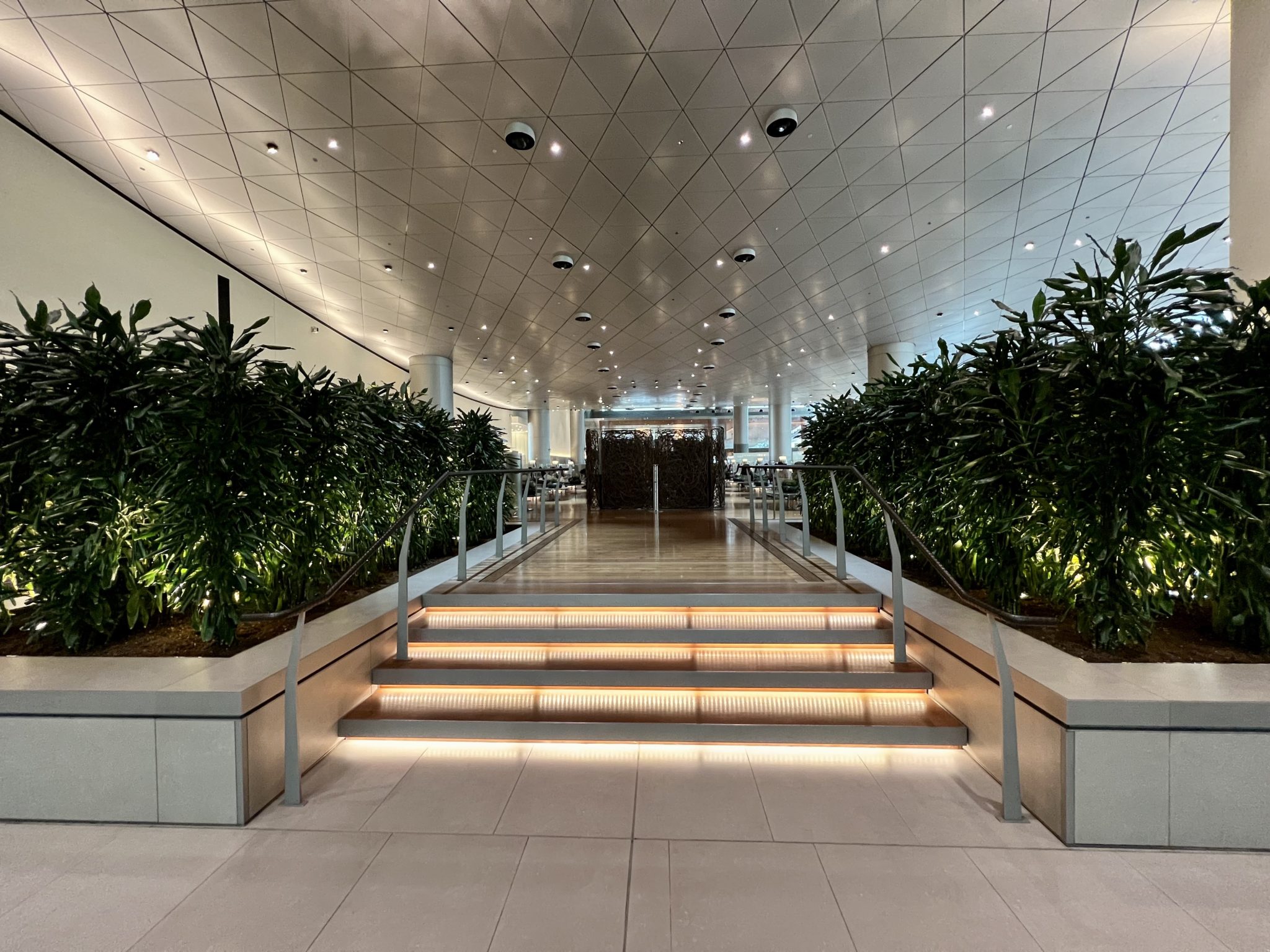 Review: Qatar Airways Al Mourjan Business Lounge