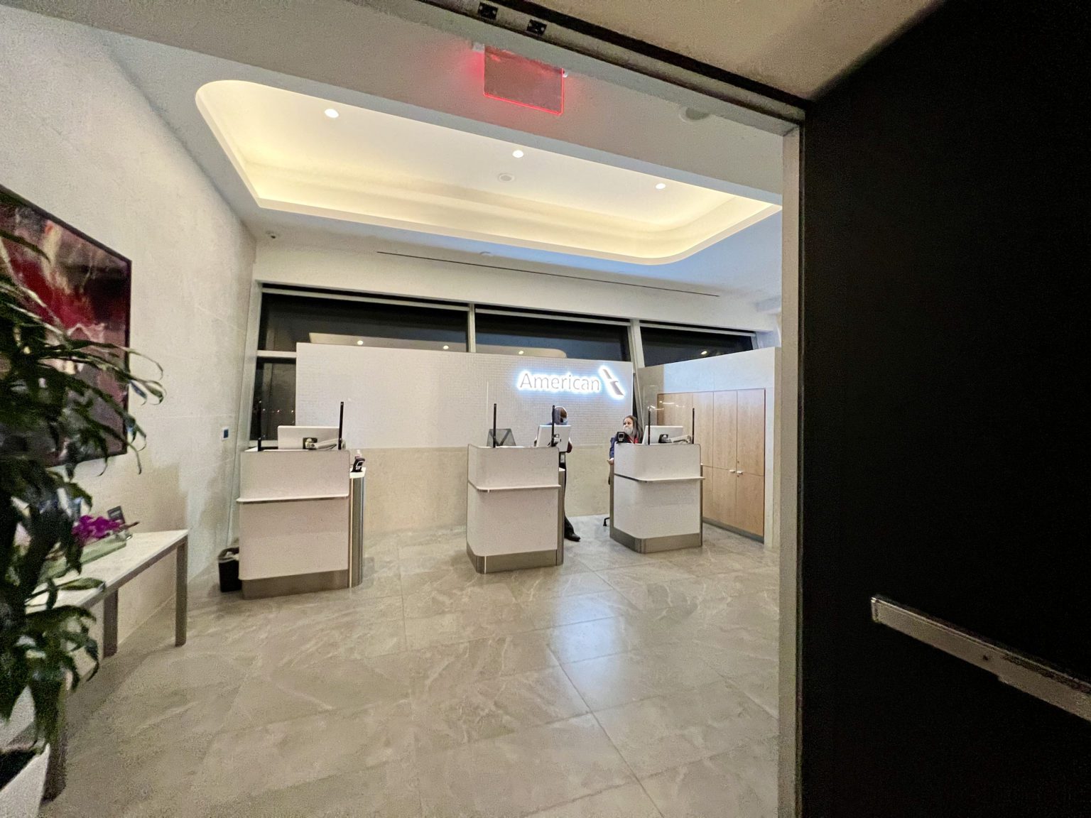 Review: American Flagship Lounge Dallas (DFW) | Thrifty Traveler