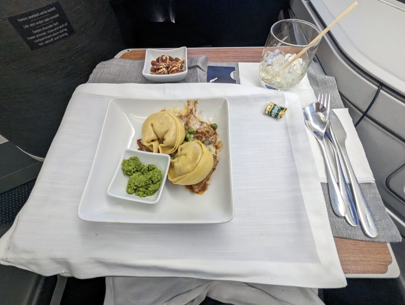 Which Airlines Fly Lie-Flat Seats to Hawaii?
