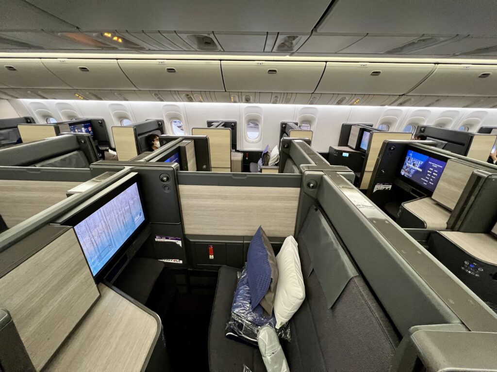 Review: ANA Business Class in "The Room" on the 777
