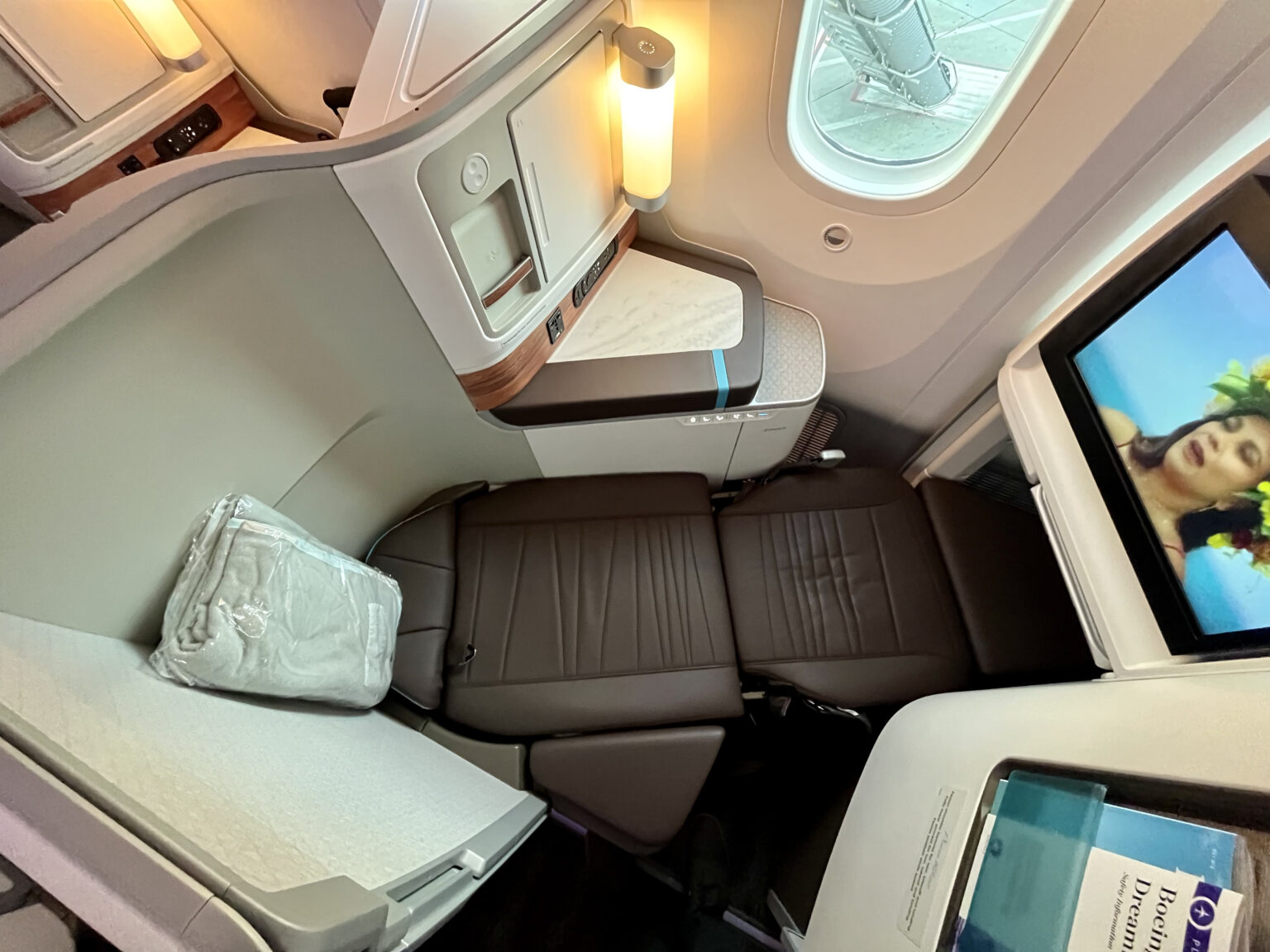 Which Airlines Fly Lie-Flat Seats to Hawaii?