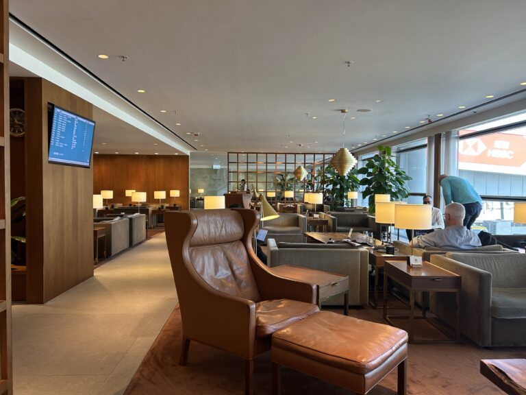 5 Things I Loved About 'The Pier' Cathay Pacific First Class Lounge in ...