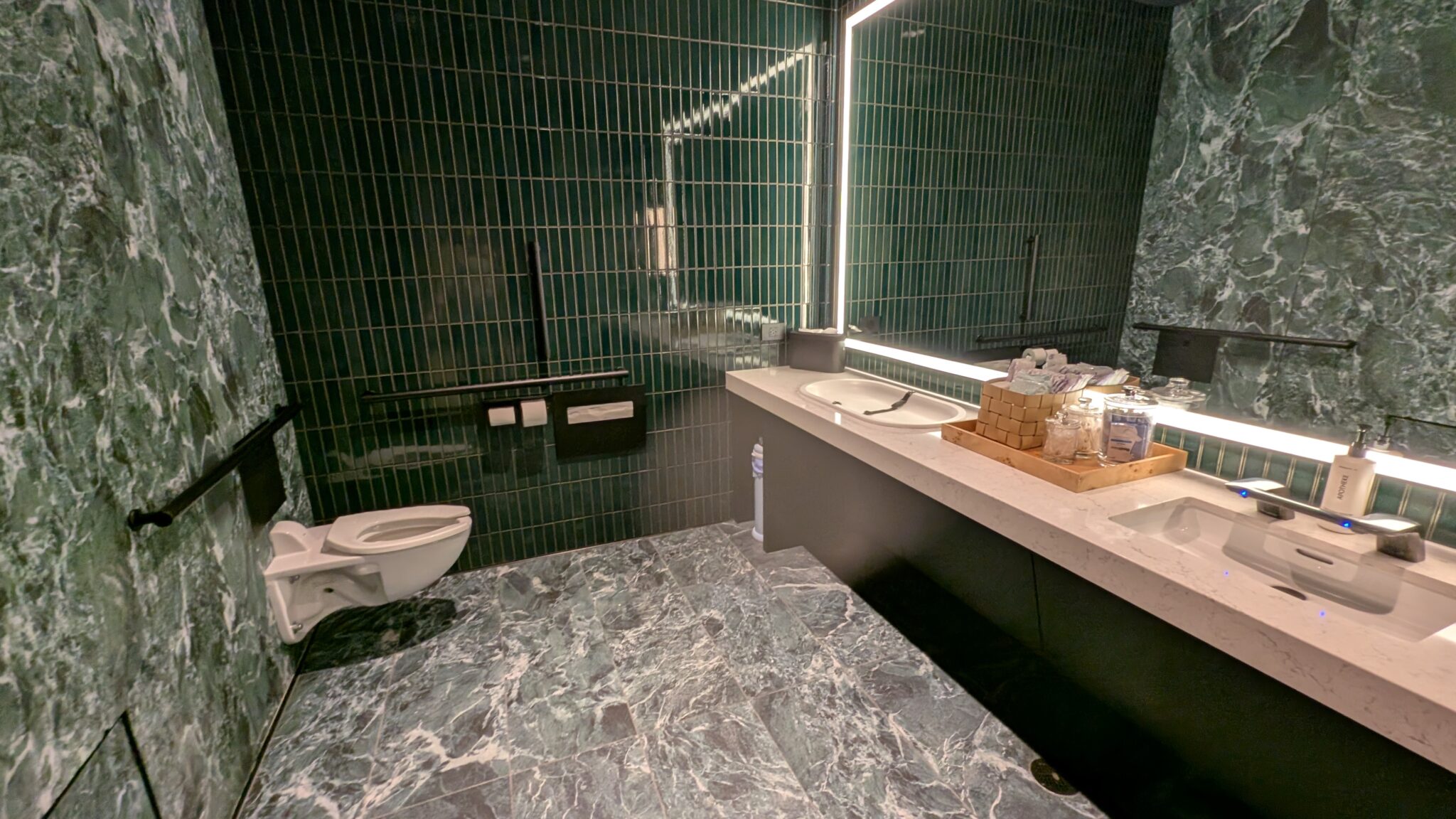An Inside Look at the New Chase Sapphire Lounge in Philadelphia (PHL)